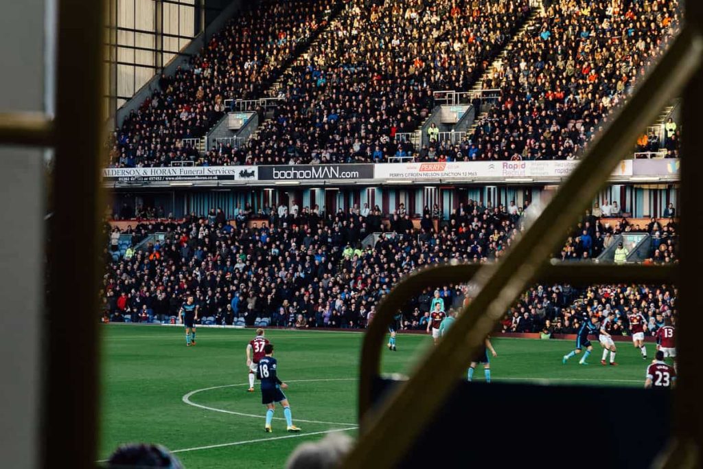 How Do Footballers Communicate With Each Other? | The Elastico