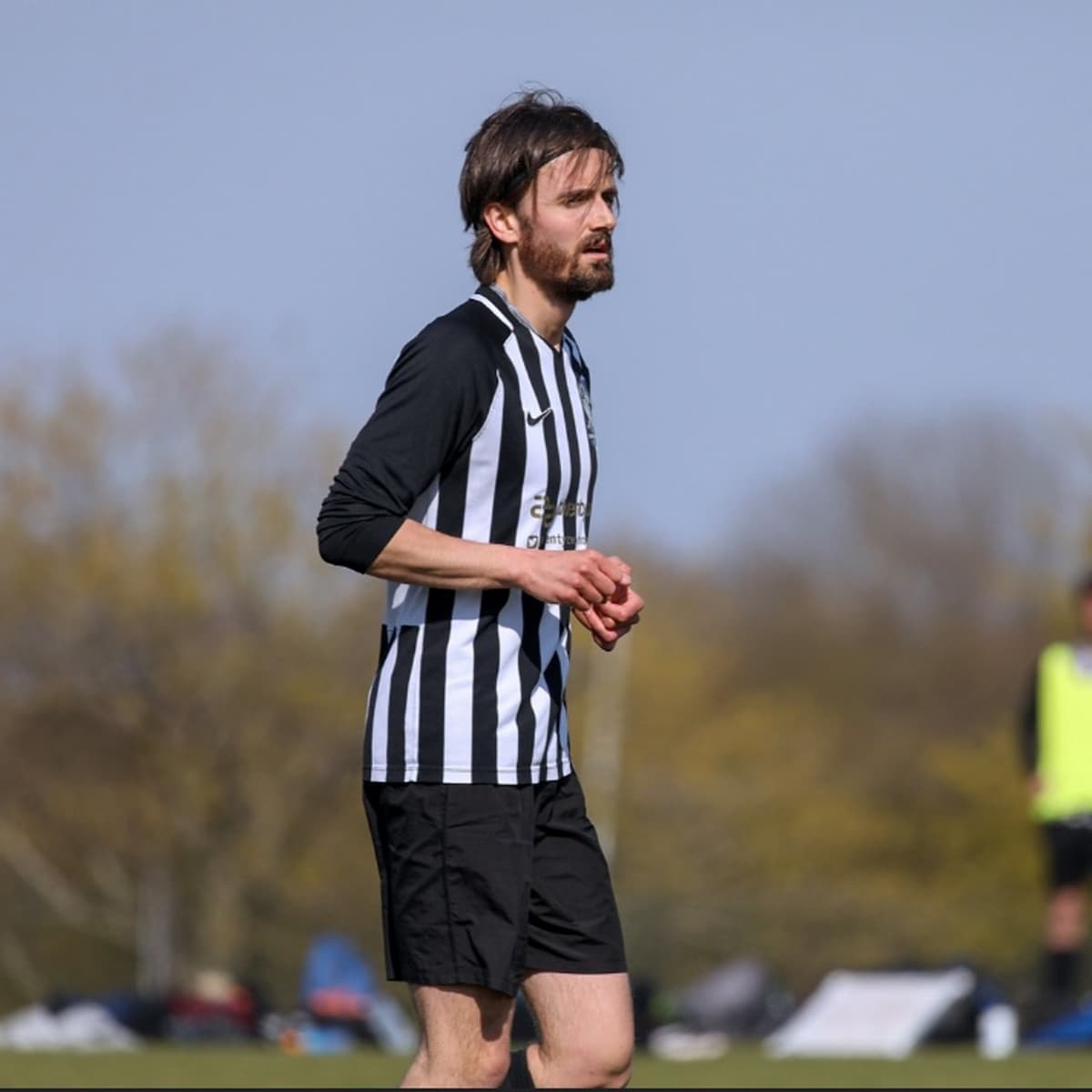 How Do Footballers Communicate With Each Other? | The Elastico